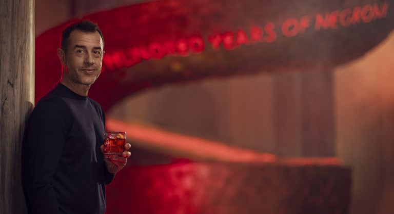 Ana de Armas protagoniza Entering Red de Campari y Matteo Garrone ...